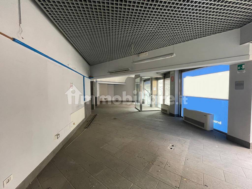 Locale commerciale in Vendita