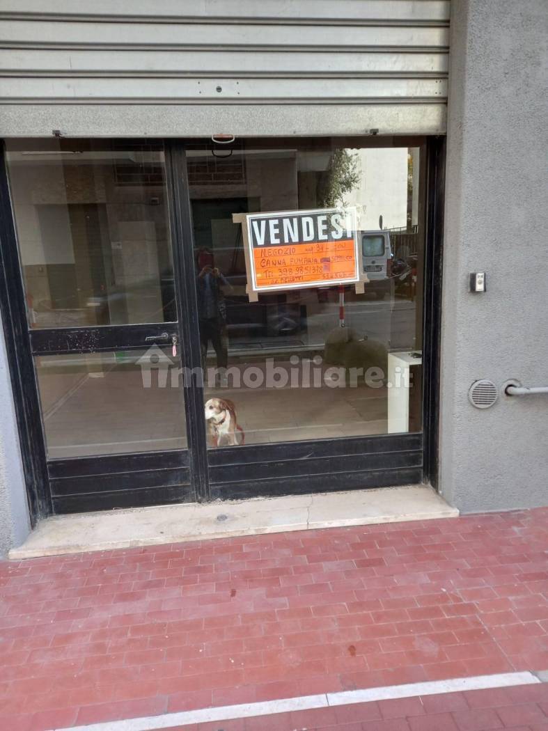 Locale commerciale in Vendita