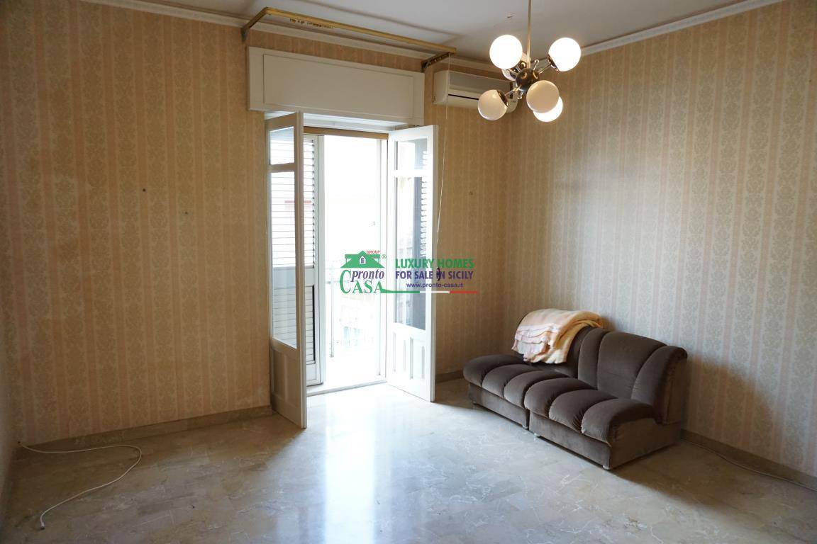 Appartamento da ristrutturare, secondo piano, Centro, Ragusa