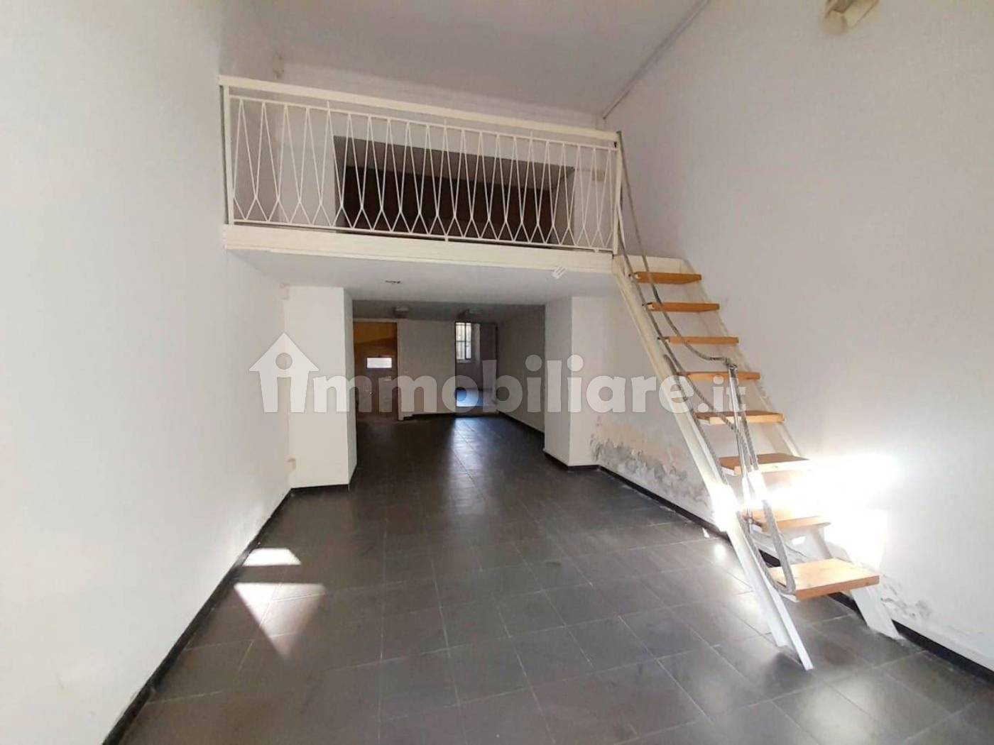 Locale commerciale in Vendita