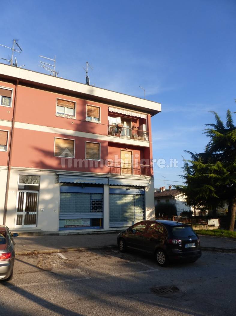 Locale commerciale in Vendita