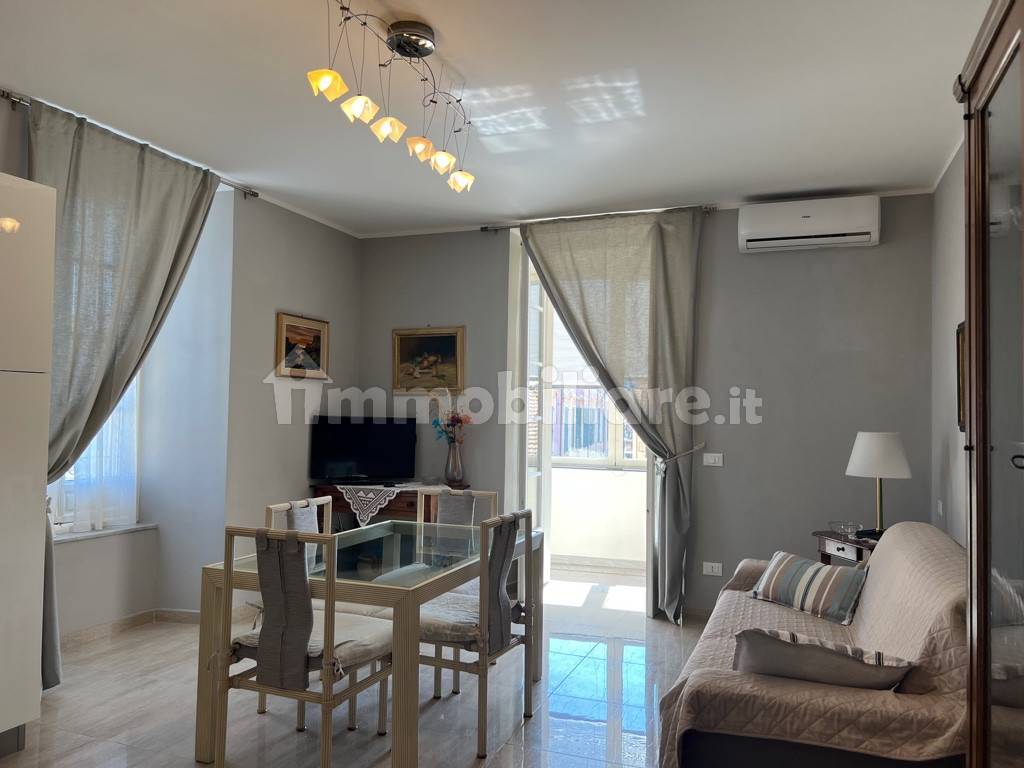 Bilocale piazza Martiri della Libertà, Centro, Diano Marina