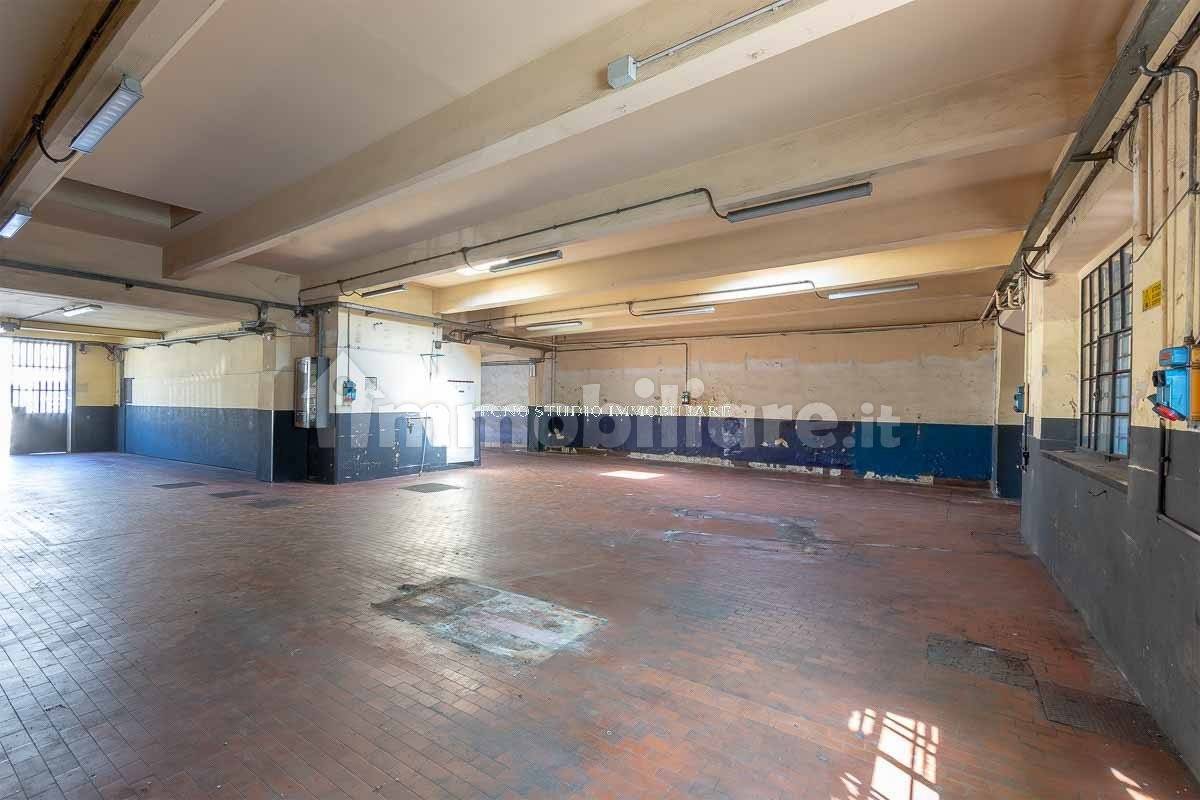 Locale commerciale in Vendita