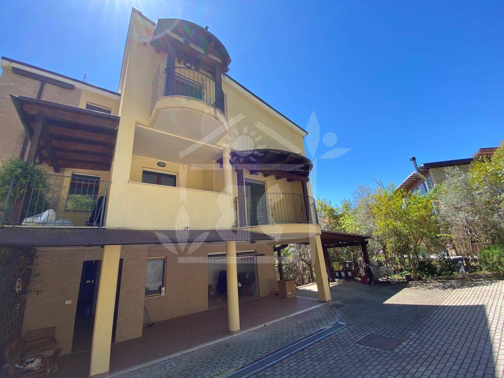 Sale Two-family villa in via Pianacci Montesilvano. Excellent condition ...