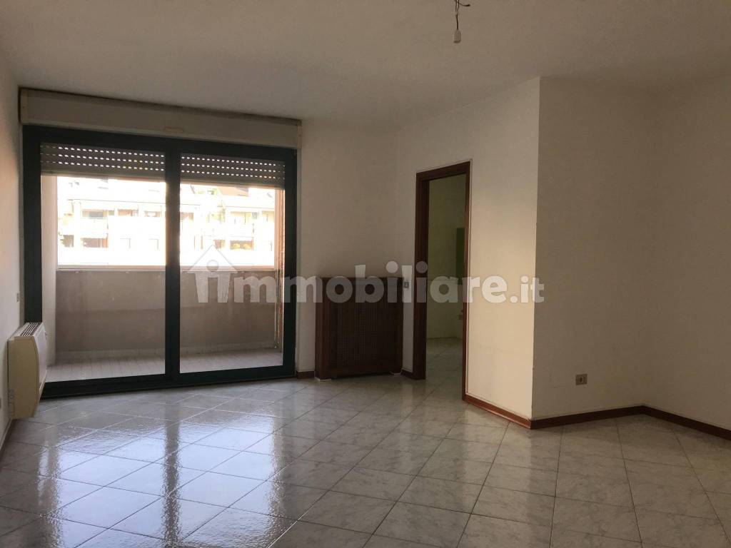 Vendita Appartamento Milano. Trilocale in via Angelo Rizzoli 49. Buono ...