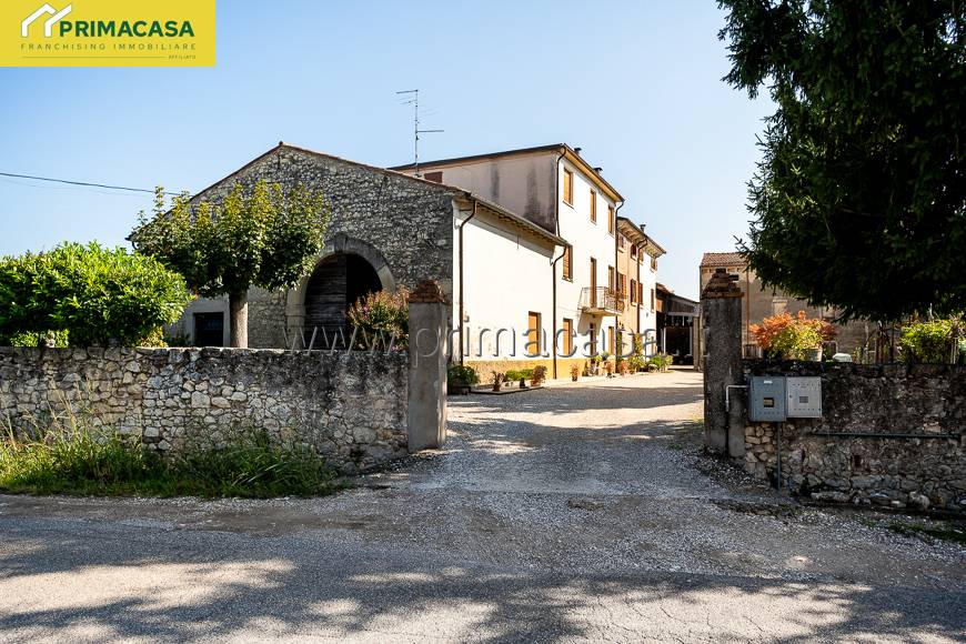 Vendita Rustico in via Roma 1 Lavagno. Ottimo stato, posto auto, 175 m² ...