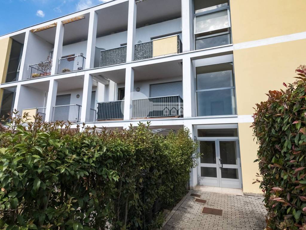 Sale Apartment Lonato del Garda. 3-room flat in via Fenil Nuovo.... First floor, independent ...