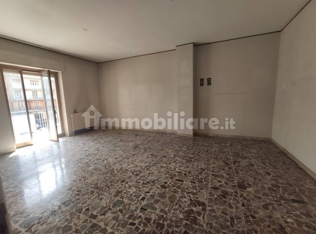 Trilocale viale Dante Alighieri 12, Centro, Caltagirone