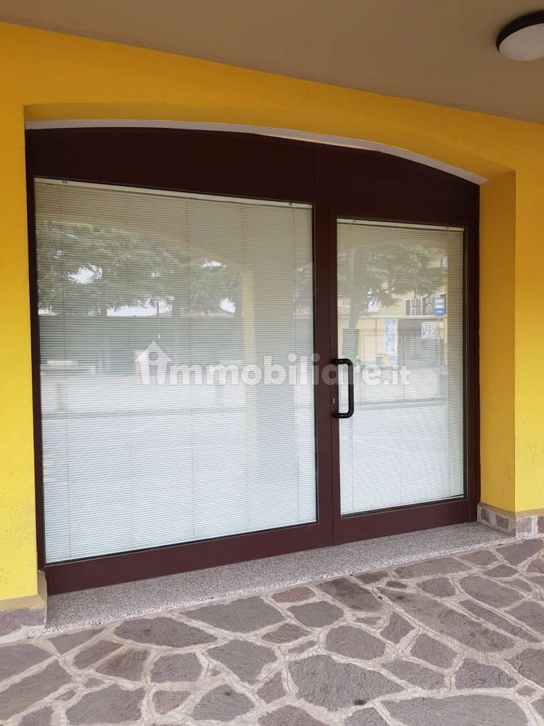 Locale commerciale in Vendita