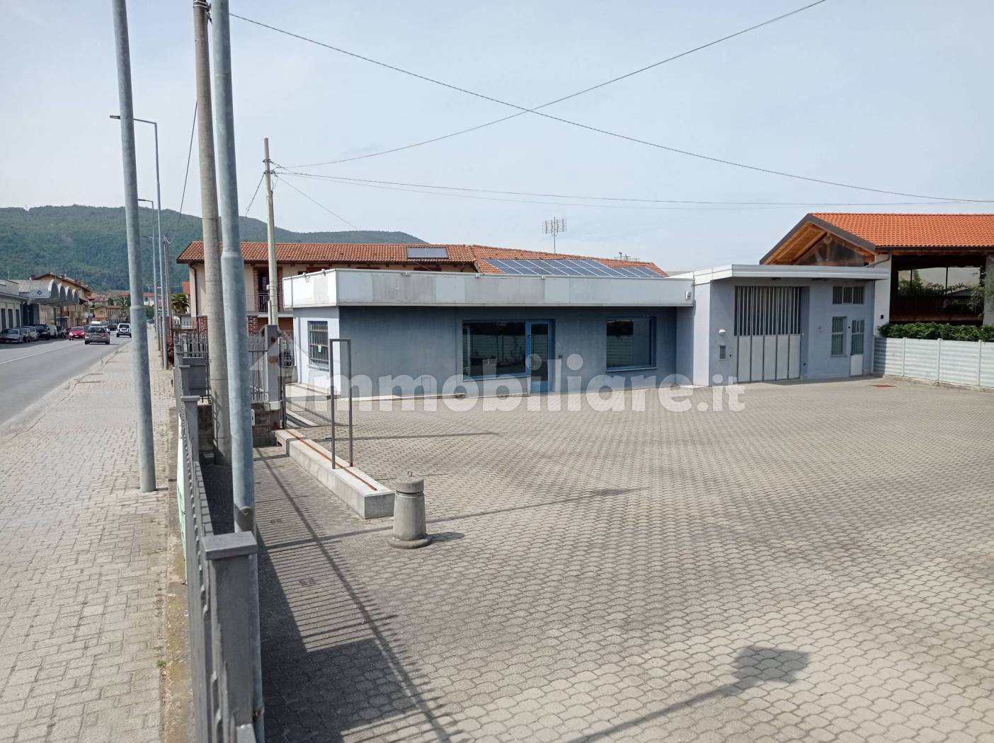 Locale commerciale con laboratorio in Vendita