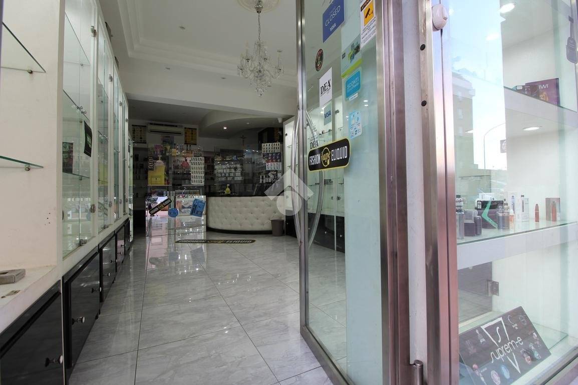 Locale commerciale in Vendita