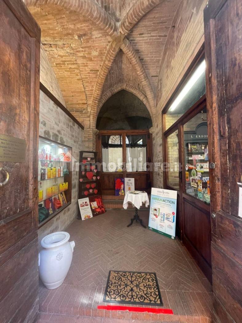 Locale commerciale in Vendita