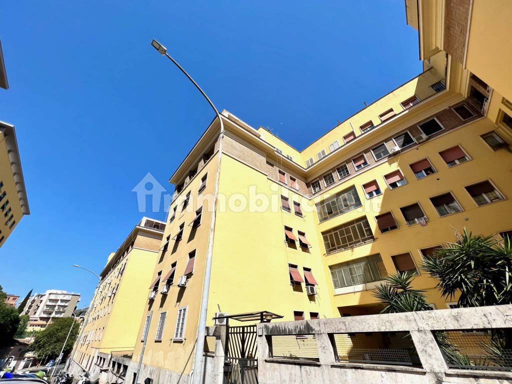 Vendita Appartamento Roma. Trilocale in via Paola Falconieri 3. Da ...