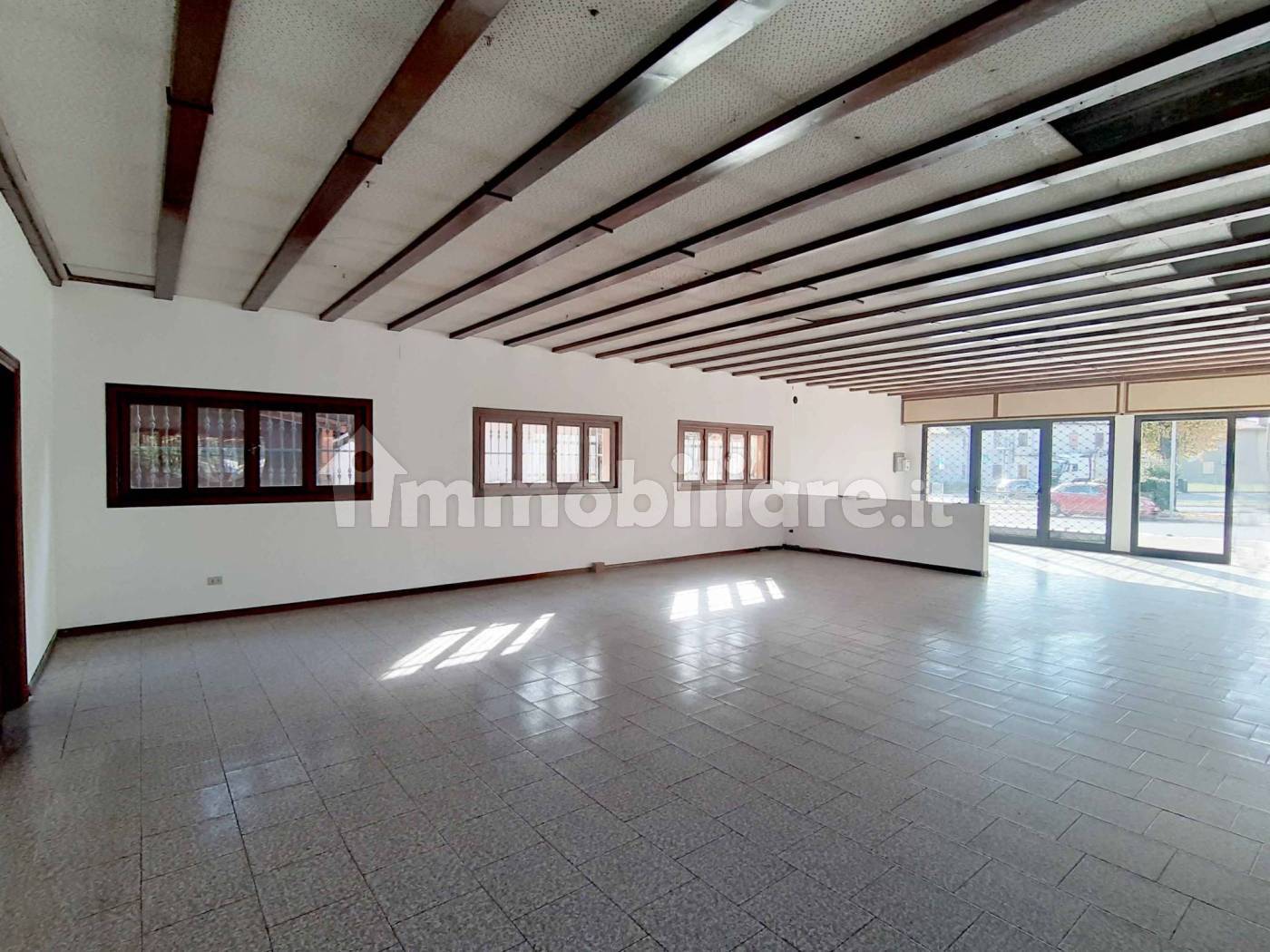 Locale commerciale in Vendita