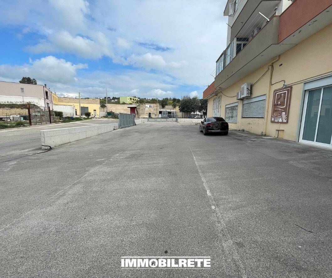 Locale commerciale in Vendita