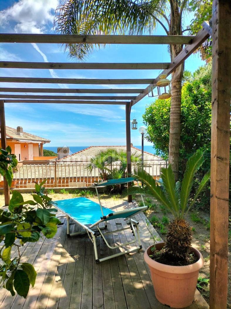 Trilocale via delle Ginestre 2, Centro, Varazze