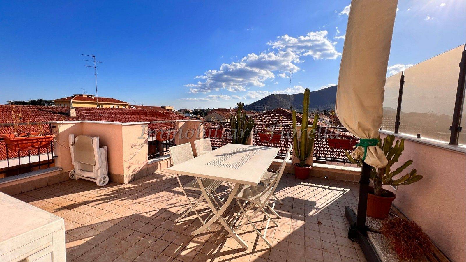 Bilocale nuovo, terzo piano, Centro, Loano