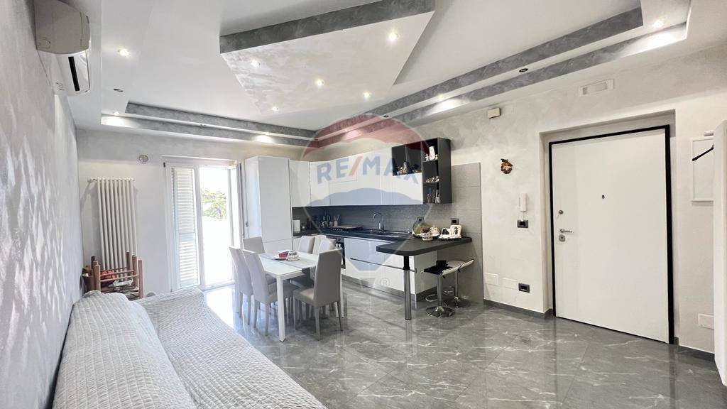 Trilocale via Giannicola Spina 22, Centro, Vieste