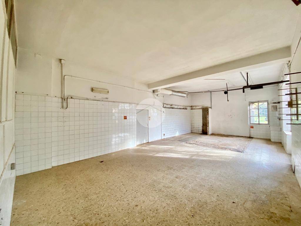 Locale commerciale in Vendita