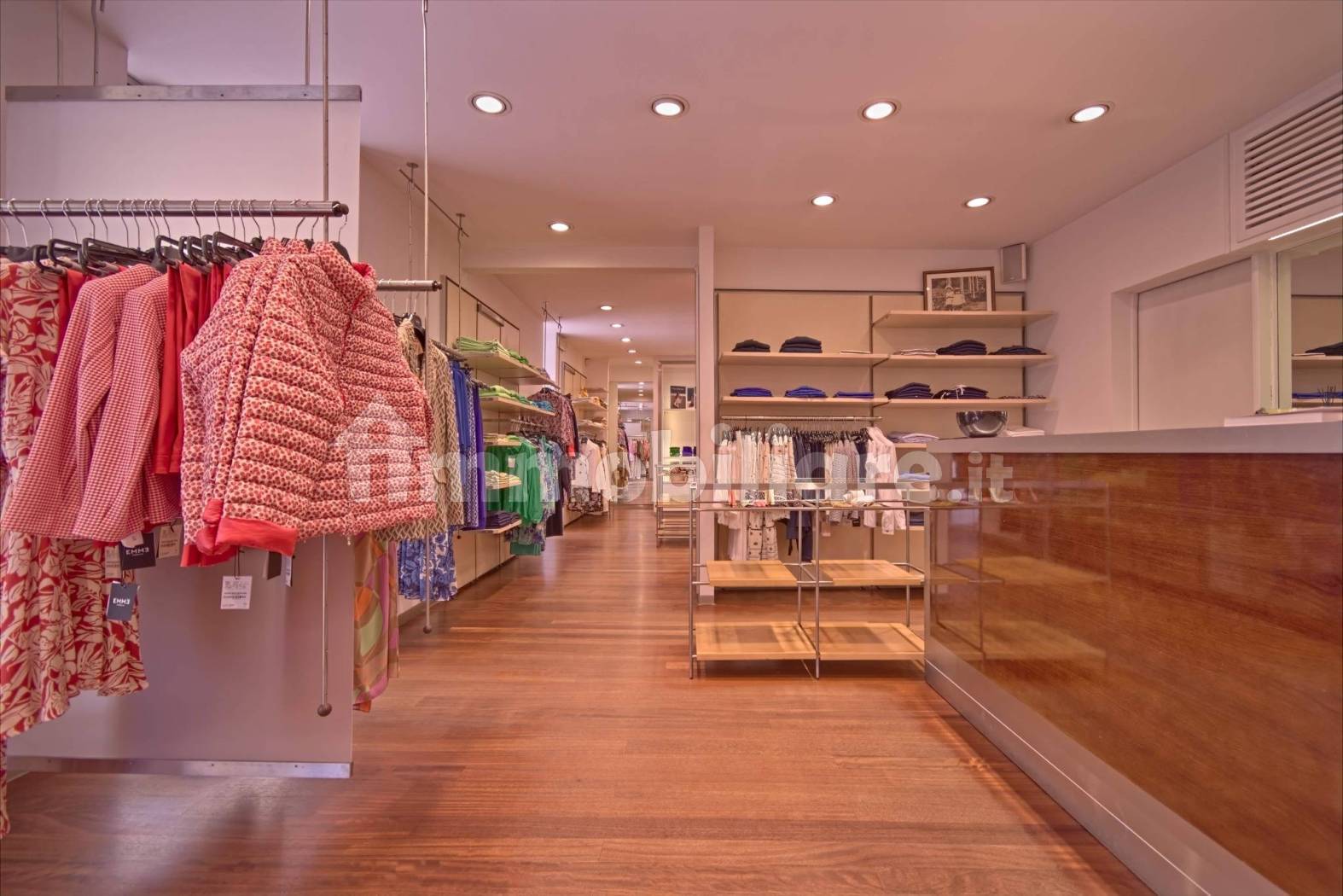 Negozio di abbigliamento in Vendita