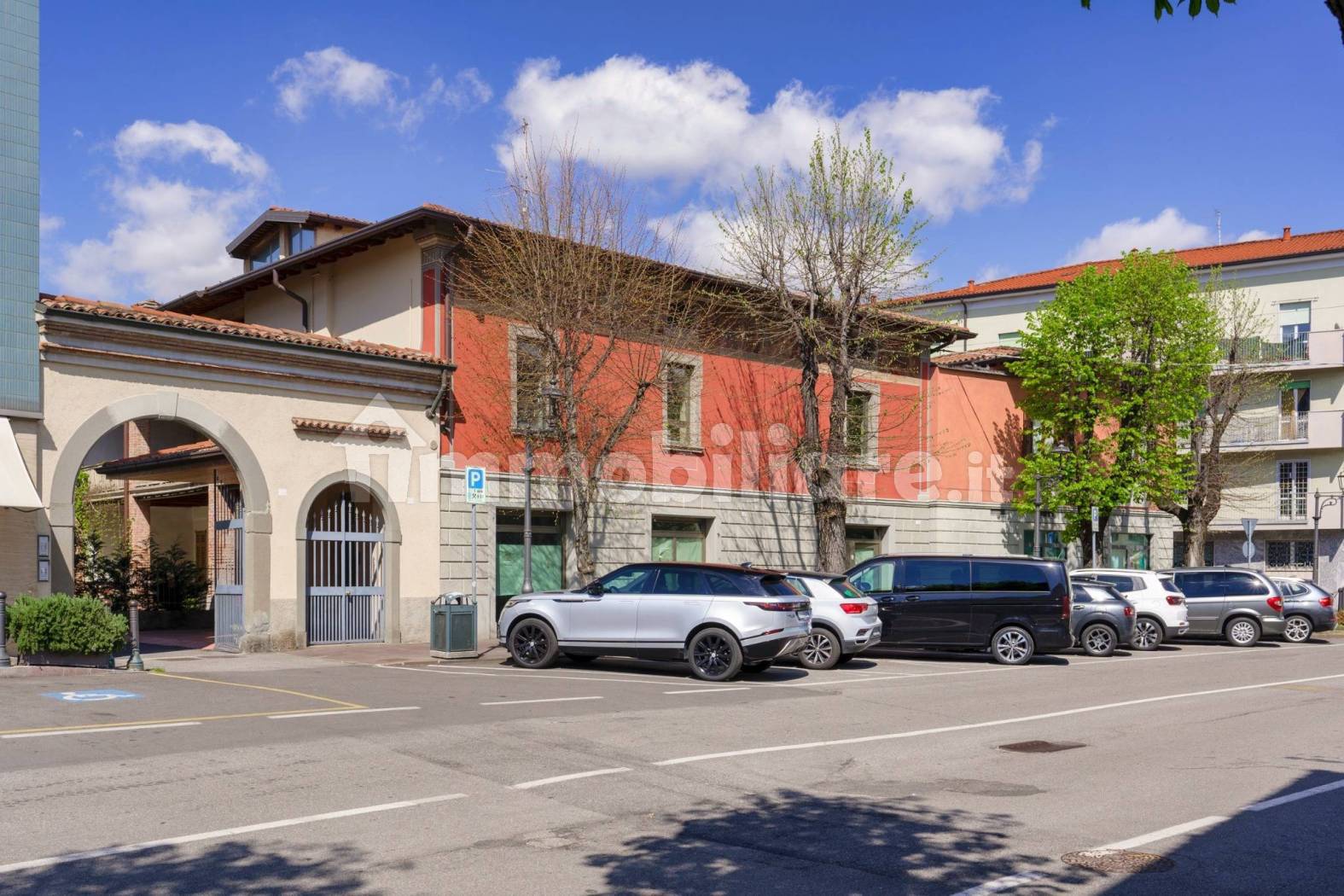 Locale commerciale in Vendita