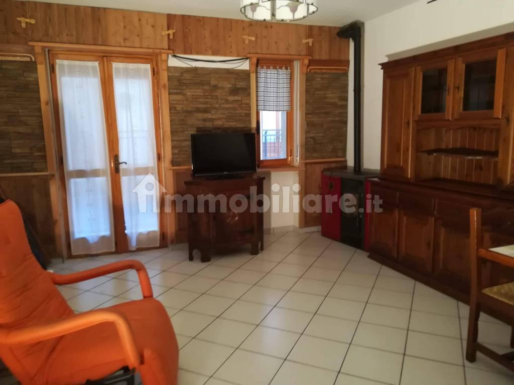 Vendita Appartamento Vinadio. Trilocale in piazza Generale.... Buono ...