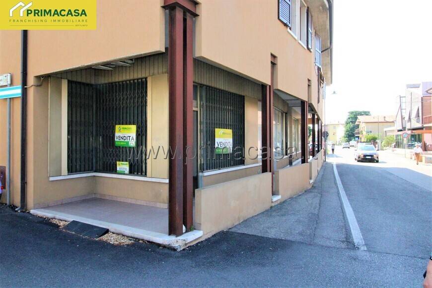 Locale commerciale in Vendita