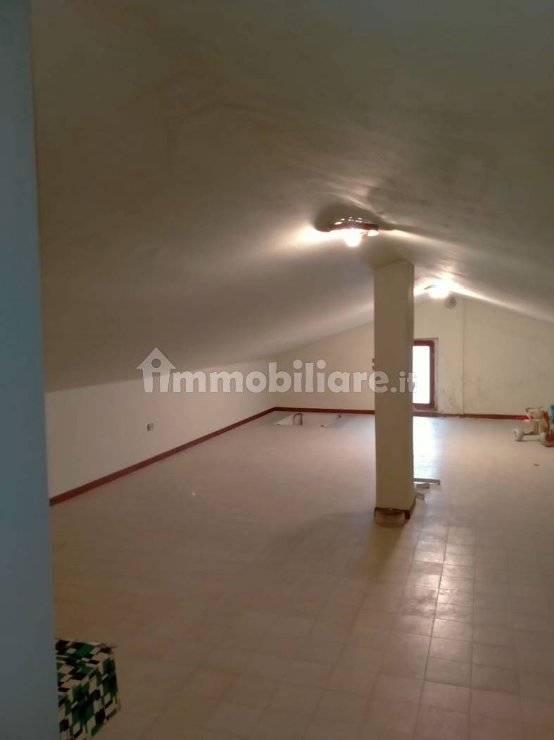 Trilocale via Pacevecchia 95, Centro, Benevento