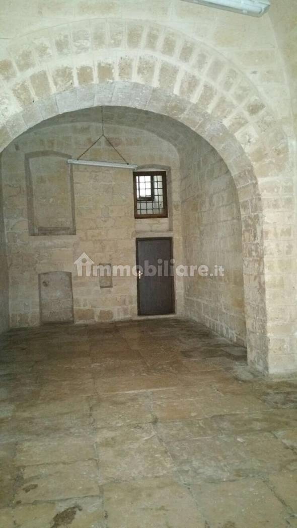 Locale commerciale in Vendita