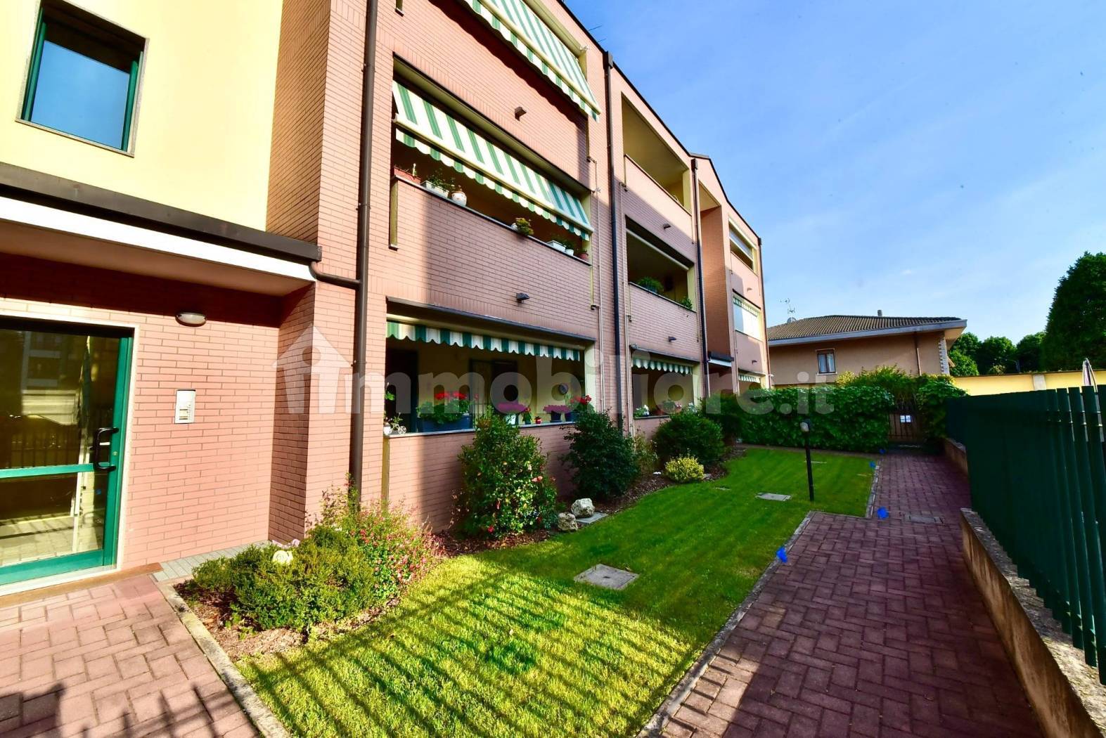 Bilocale via 4 Novembre 424, Centro, Caronno Pertusella