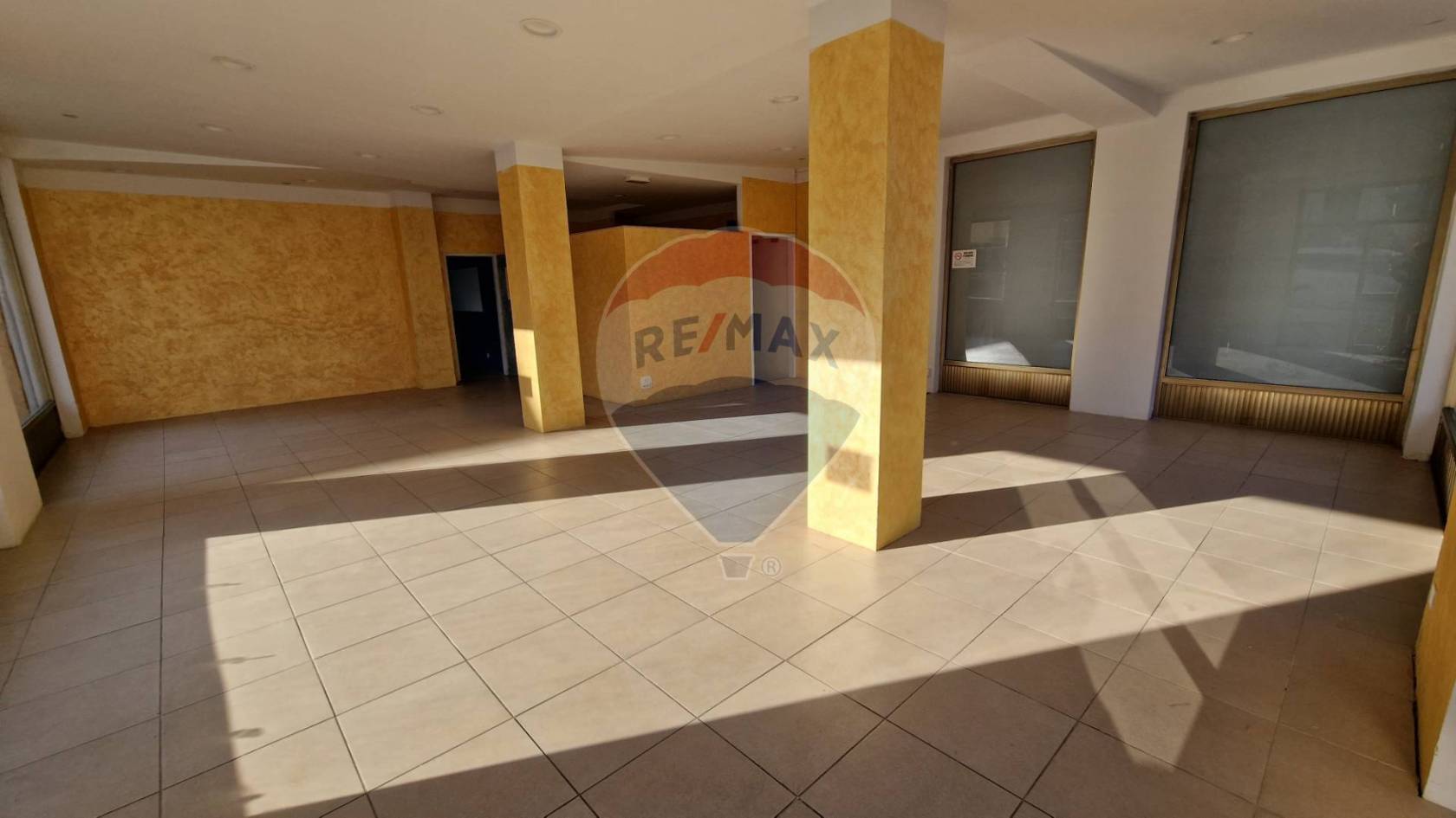 Locale commerciale in Vendita