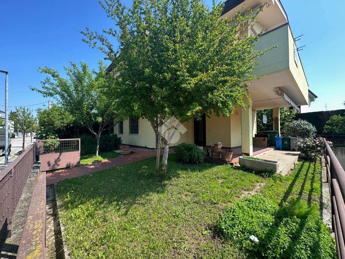 Trilocale via Monte Lonzina 09, Centro, Abano Terme