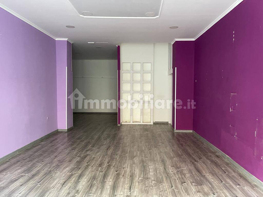 Negozio di abbigliamento in Vendita