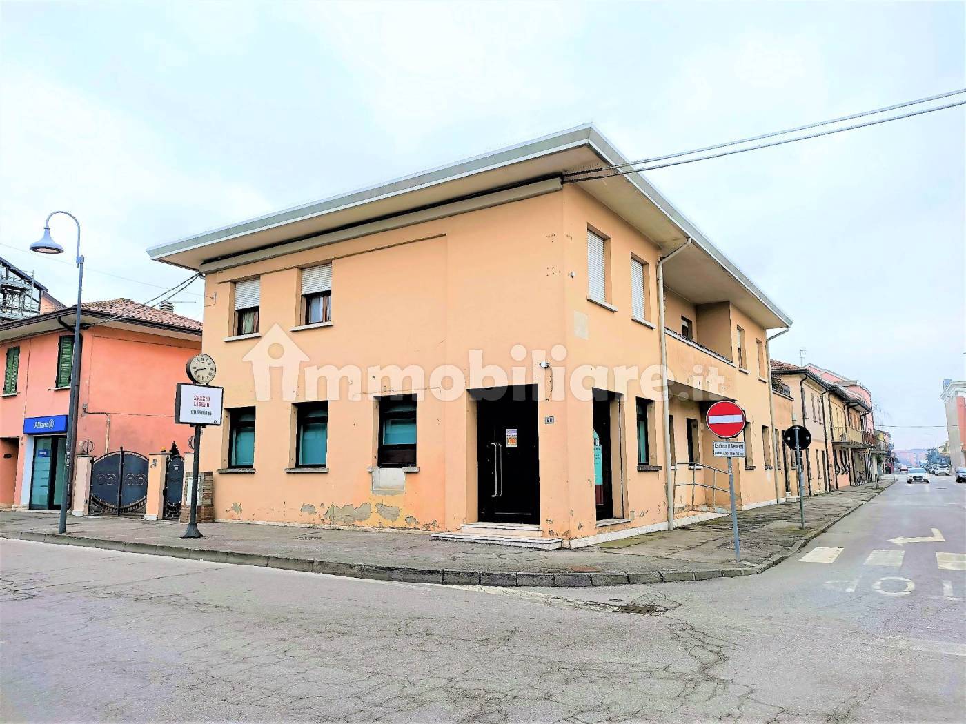 Locale commerciale in Vendita