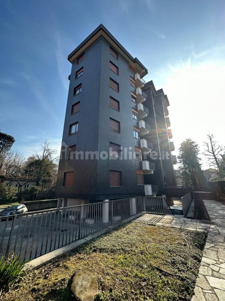 Trilocale via Claudio Cesana 26, Centro, Carate Brianza