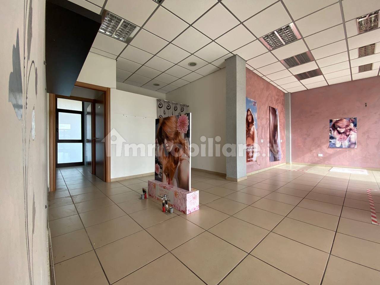 Locale commerciale in Vendita