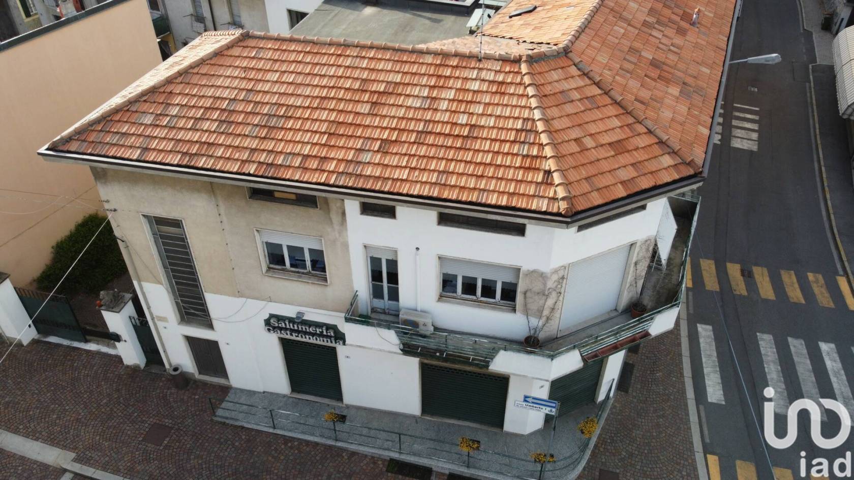 Locale commerciale in Vendita