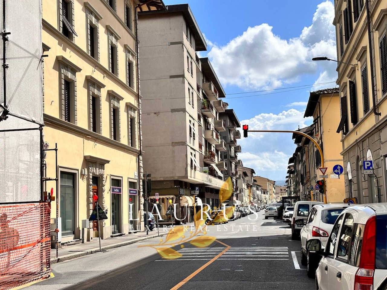 Locale commerciale in Vendita