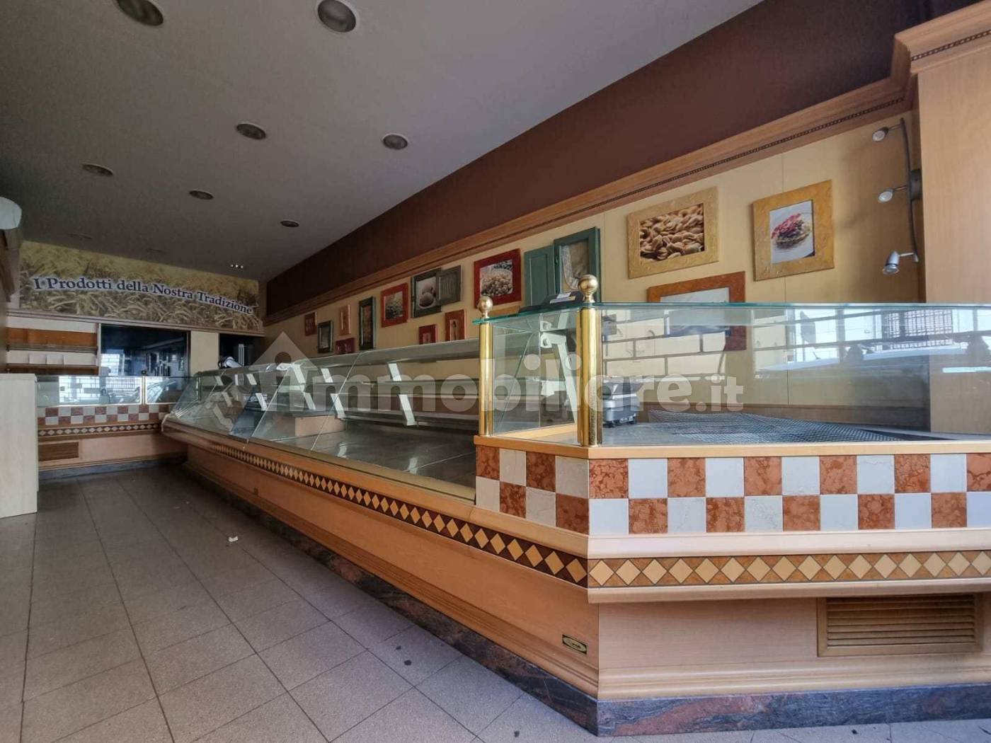 Locale commerciale con laboratorio in Vendita