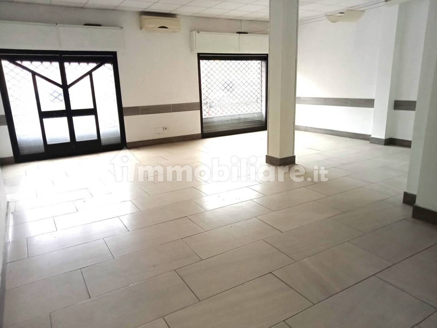 Locale commerciale in Vendita