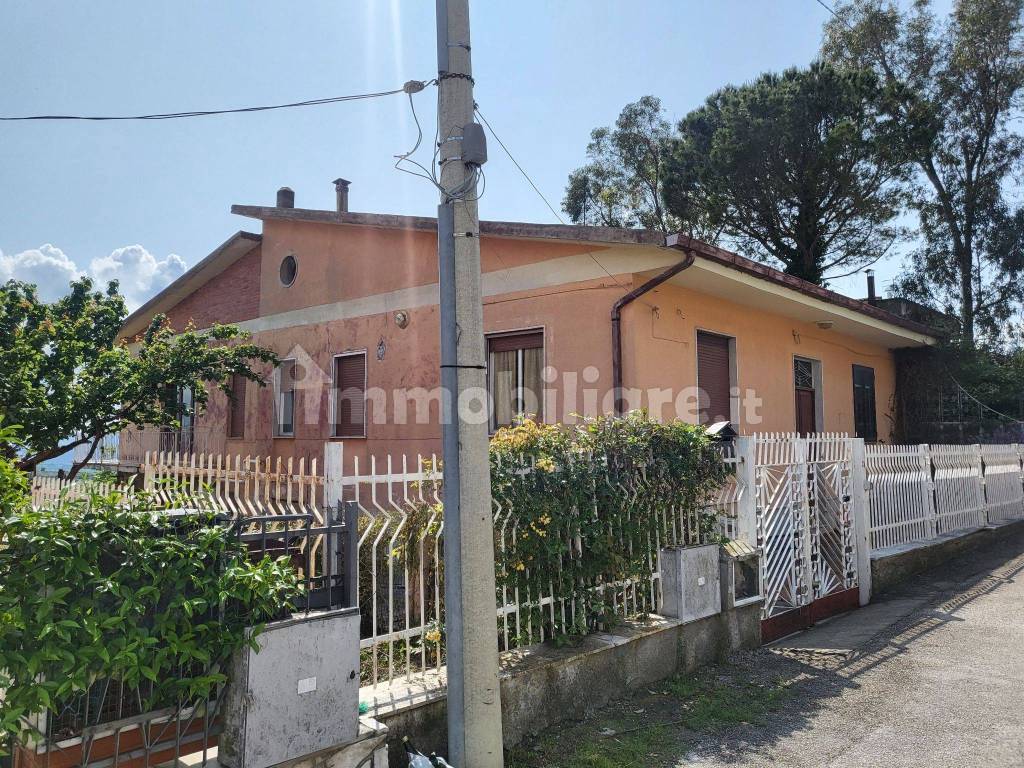 Affitto Terratetto unifamiliare in via Sauci Frasso Telesino. Buono stato, posto auto, con ...