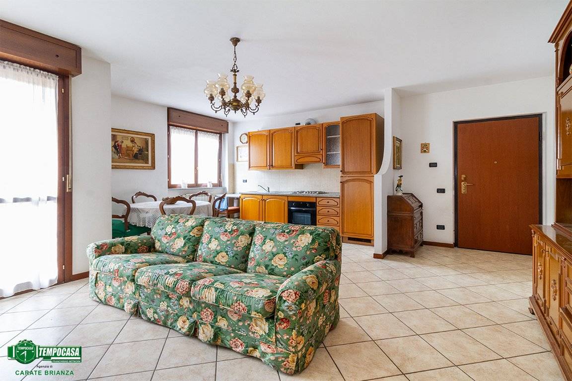 Trilocale via Sant'Ambrogio 49, Centro, Carate Brianza
