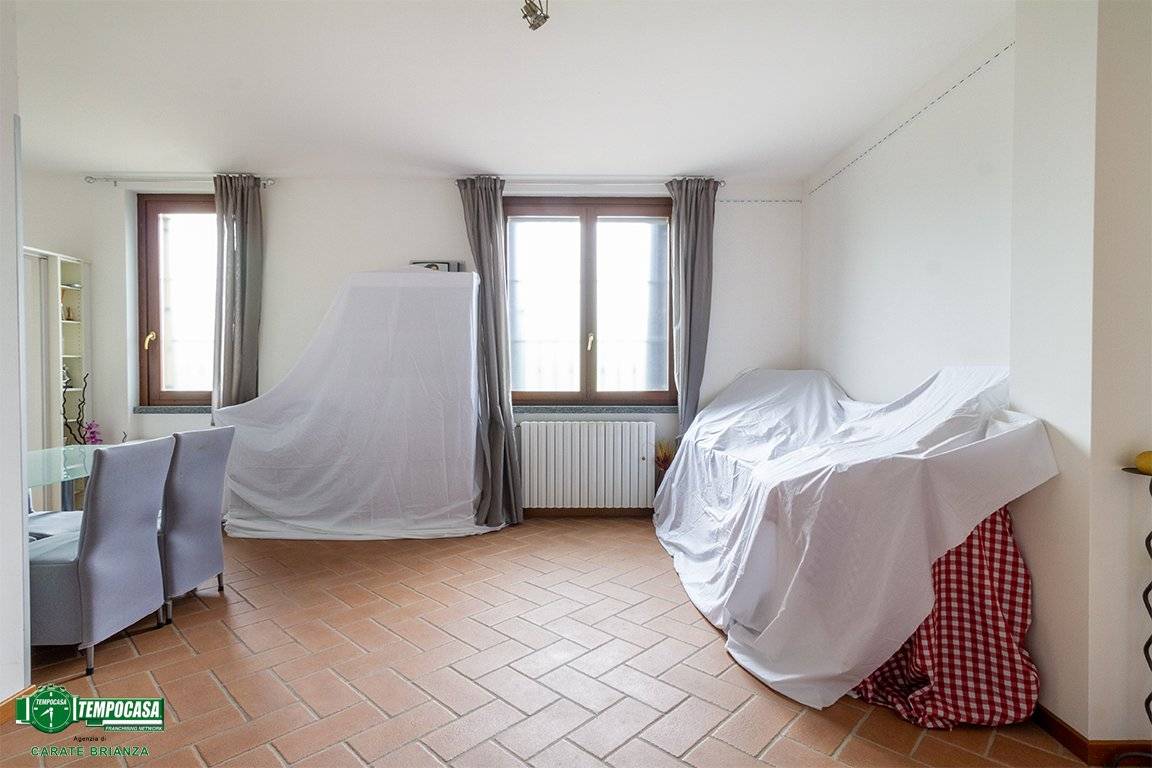 Bilocale via Milite Ignoto 11a, Centro, Carate Brianza