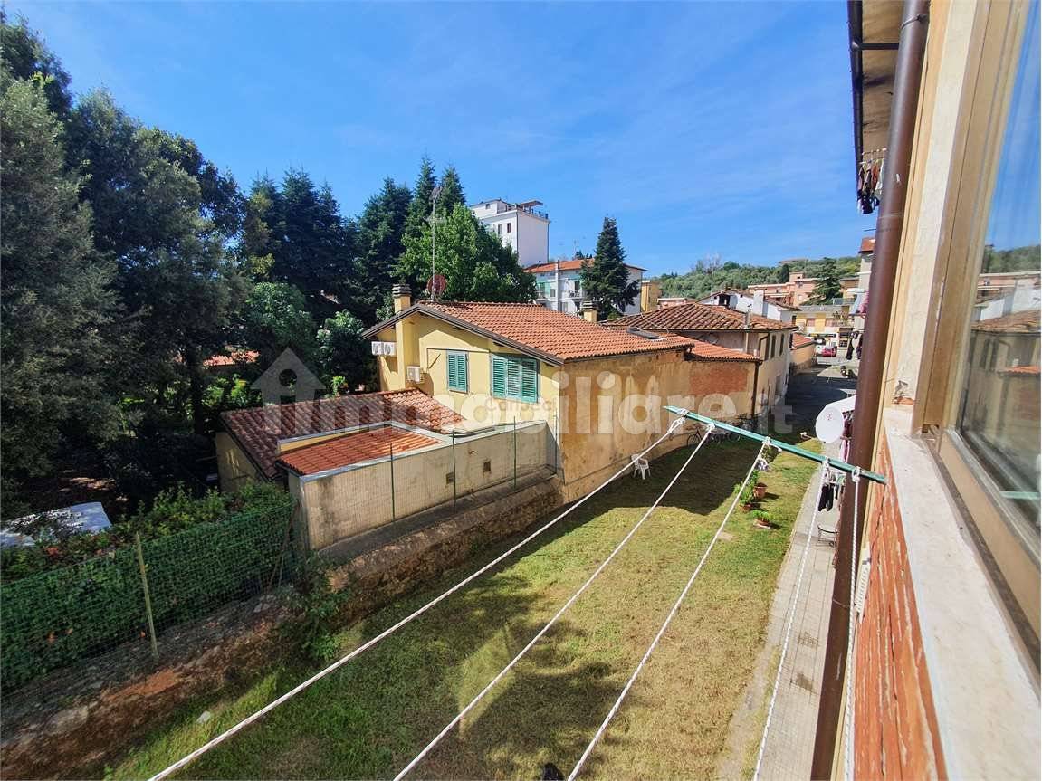 Trilocale via borgo san quirico, 11, Centro, Pescia