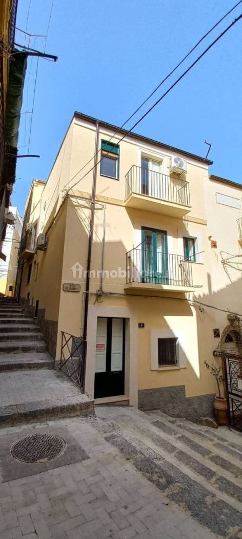 Trilocale via Testa 80, Centro, Caltagirone