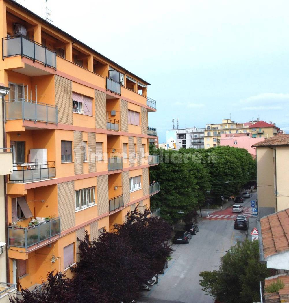 Trilocale via Giacomo Leopardi 21/b, Centro, Falconara Marittima