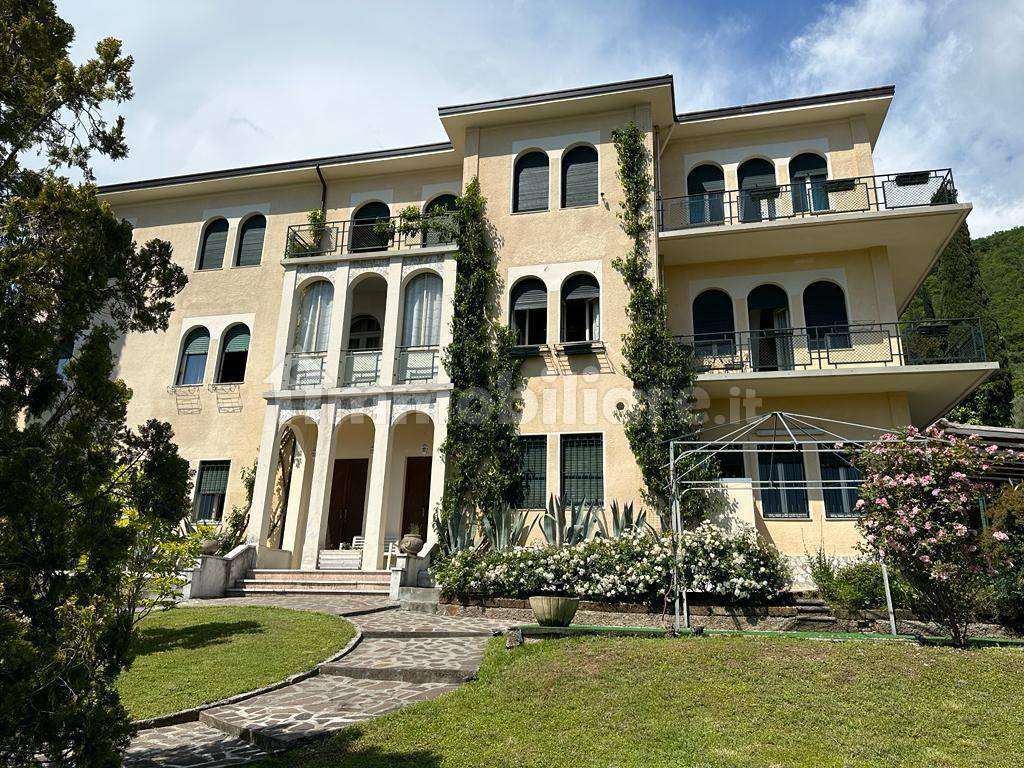 Locale commerciale in Vendita