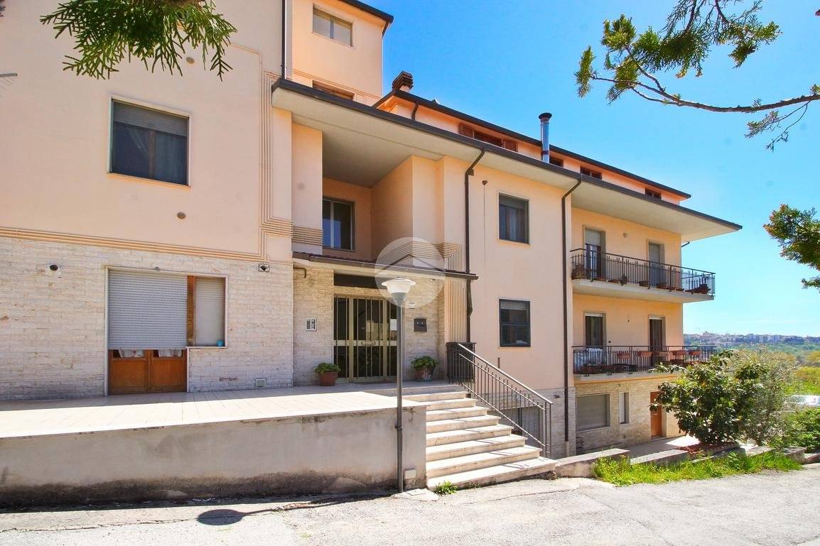 Trilocale via Salaria Antica Est 25, Pile, L'Aquila