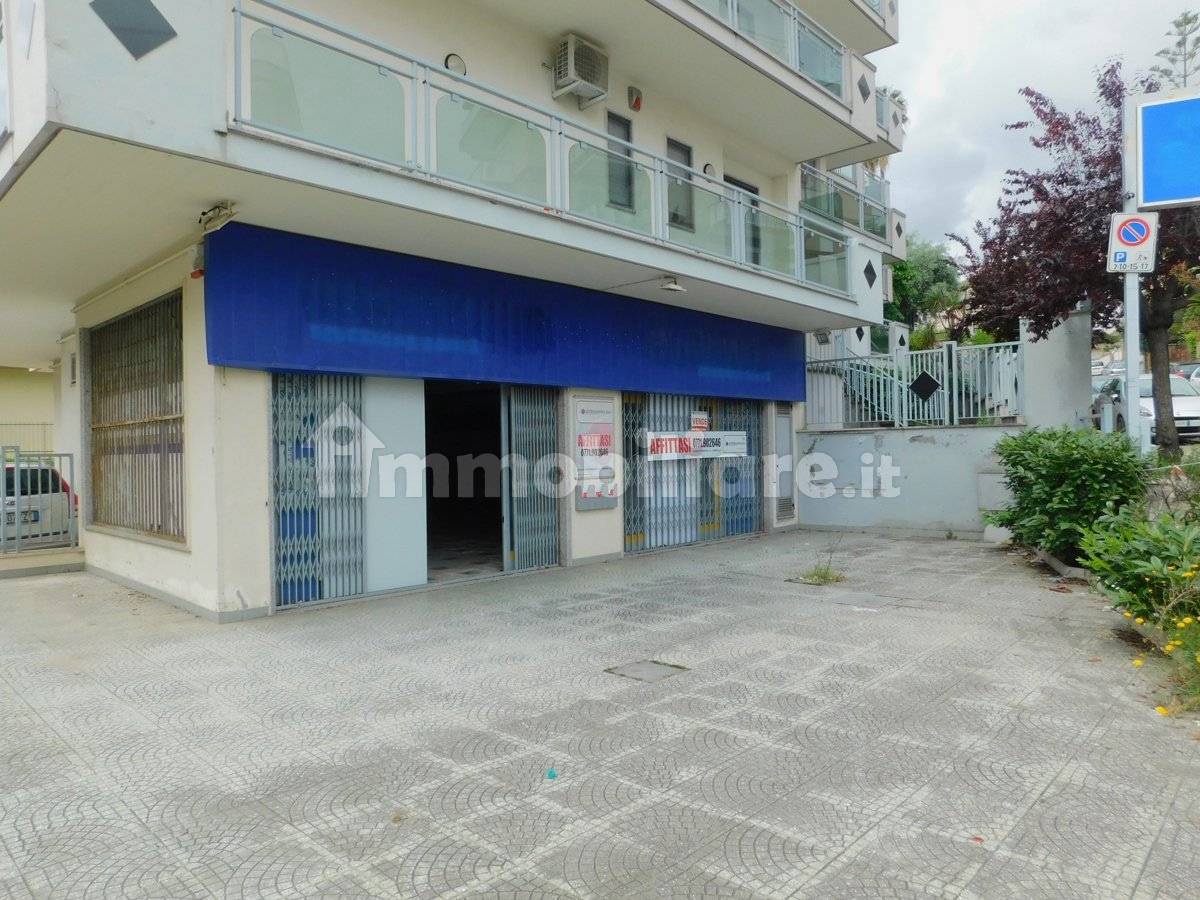 Locale commerciale in Vendita
