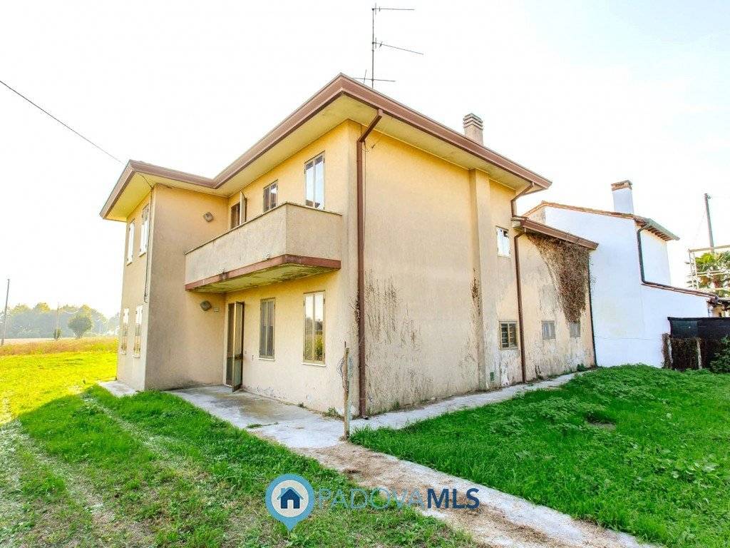 Vendita Villa bifamiliare in via Levà Conselve. Buono stato, posto auto ...